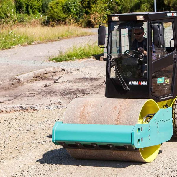Rodillo vibrante autopropulsado para tierras de 5t. 140kn de fuerza ...